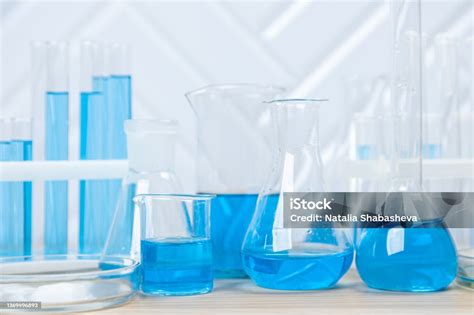 테스트 튜브가 있는 실험실 유리제품 플라스크 드롭퍼 페트리 접시 과학 실험실 실험실 장비 및 분석을 위한 측정 컵 및 실린더 0명에 대한 스톡 사진 및 기타 이미지 Istock