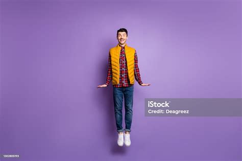 포지티브 청년의 전체 길이 사진은 높은 고립 된 보라색 색상 배경을 점프 민소매 재킷을 착용 갈색 머리에 대한 스톡 사진 및 기타 이미지 Istock