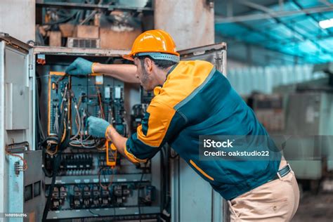 전기 기술자는 배선 극성 접지 전압을 테스트하고 클램프 미터 드라이버 및 커터가 포함된 수공구를 사용하여 전기 유지 관리를 수행합니다 감독의 일상적인 작업 나사돌리개에 대한