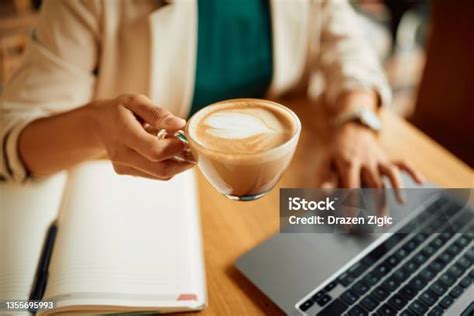 노트북에서 작업하는 동안 커피 한 잔을 가진 사업가의 클로즈업 경영자에 대한 스톡 사진 및 기타 이미지 경영자 기업가 노트북 Istock
