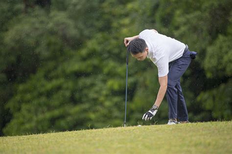 아시아 중국 남성 골퍼 퍼팅 골프 공 에 A 티 에 이 골프 코스 골프에 대한 스톡 사진 및 기타 이미지 골프 클로즈업