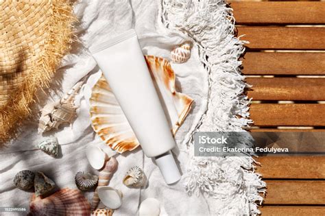 흰색 플라스틱 튜브에 Uva 및 Uvb 보호 기능이 있는 화장품 자외선 차단제 제품 여름 분위기 화장품 광고를 위한 프레젠테이션