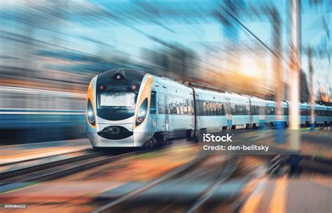 유럽에서 일몰에 철도 역에서 속도 통근 열차 현대도 시간 열차 철도 플랫폼에 철도 트랙에 아름 다운 여객 열차와 도시 보기 철도 교통 기차에 대한 스톡 사진 및 기타 이미지