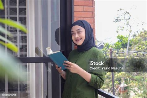 Potret Wanita Jilbab Asia Yang Menarik Memegang Buku Di Balkon Gadis