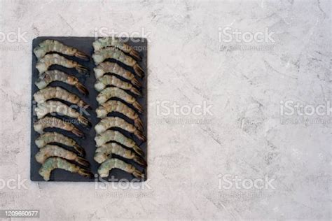 회색 콘크리트 배경에 돌 보드에 신선한 원시 껍질을 벗긴 새우 건강한 해산물은 단백질의 공급원입니다 플랫 레이 공간을 복사합니다 갑각류에 대한 스톡 사진 및 기타 이미지