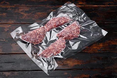 진공 쇠고기 또는 양고기 양고기 커틀릿 밀봉 밀폐 팩 오래된 어두운 나무 테이블 배경에 0명에 대한 스톡 사진 및 기타 이미지 0명 가방 고기 Istock