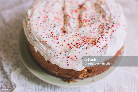 전통적인 부활절 케이크와 꽃이 만발한 나무 가지와 부활절 달걀 부활절 테이블 검은색에 대한 스톡 사진 및 기타 이미지 검은색 기독교 깃털 Istock