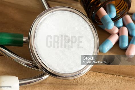 독감에 대 한 청진 기 및 경고 감기와 독감에 대한 스톡 사진 및 기타 이미지 감기와 독감 건강 진단 건강관리와 의술 Istock