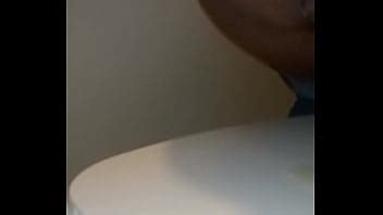 Extraindo o leite recebido no banheirão XVIDEOS