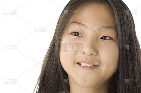 亚洲女孩看向别处