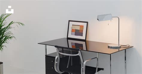 의자와 컴퓨터가 있는 책상 사진 Unsplash의 무료 인테리어 디자인 이미지