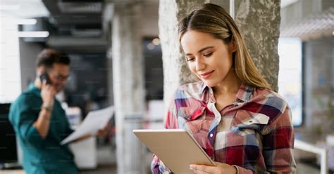 태블릿을 가진 비즈니스 젊은 여성 그녀의 동료들은 배경에서 비즈니스 문제를 논의하고 있다 사진 Unsplash의 여자 독서 이미지