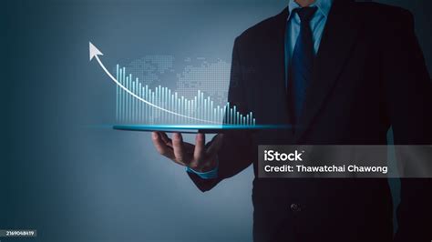 성공과 성장을위한 사업 개발 개념 사업가는 태블릿을 들고 조직 재무 관리 계획의 미래 성장 계획에 대한 화살표 표시가있는 그래프를 표시합니다 개념에 대한 스톡 사진 및 기타