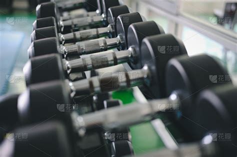 成一排黑色哑铃健身房运动中心重的水平画幅无人健康保健