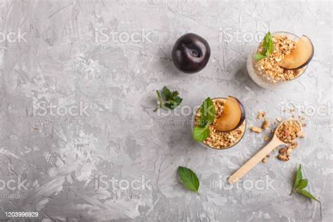회색 콘크리트 배경에 유리와 나무 숟가락에 매화 치아 씨앗과 그라놀라 요구르트 상단보기 평평한 평신도 복사 공간 건강한 생활방식에 대한 스톡 사진 및 기타 이미지 Istock
