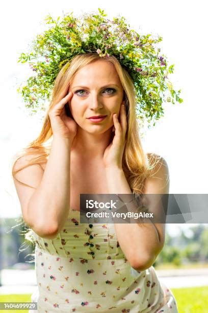 아름다운 어린 소녀는 하얀 꽃 사이의 개간장에 누워 있습니다 하얀 꽃 카모마일 하얀 드레스를 입은 머리카락을 가진 소녀 건강관리와 의술에 대한 스톡 사진 및 기타 이미지