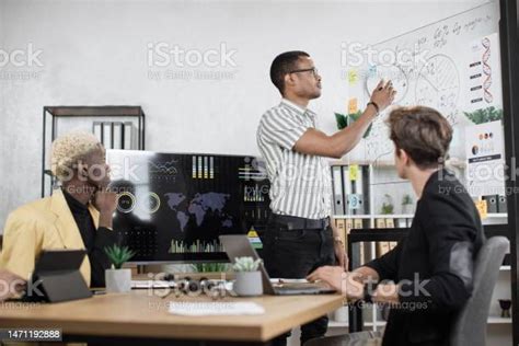 사무실에서 그래프 차트 및 통계를 조사하는 유능한 금융가 20 24세에 대한 스톡 사진 및 기타 이미지 20 24세 25 29세 30 34세 Istock