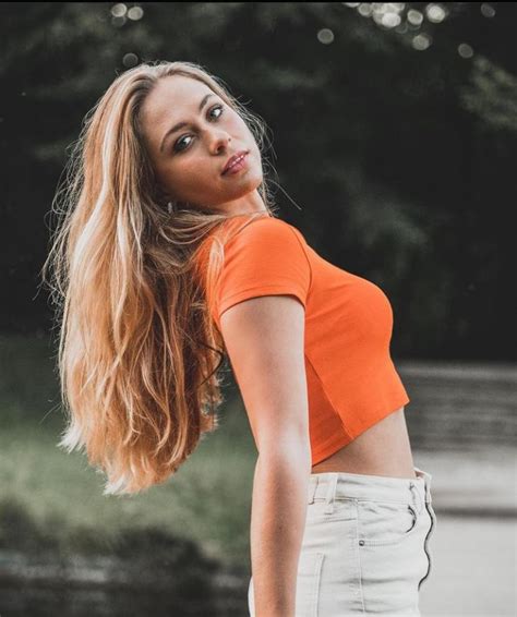 Sophia Floersch Scrolller