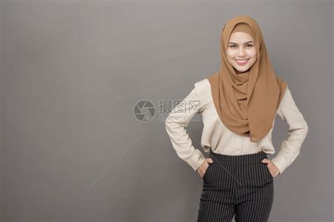 带着头巾的美丽女人高清图片下载 正版图片307224945 摄图网
