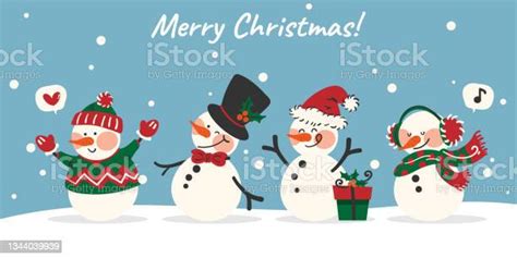 메리 크리스마스 텍스트와 눈송이와 밝은 푸른 하늘 배경으로 눈 바닥에 겨울 시즌 의상귀여운 눈사람 그룹의 크리스마스 휴가 시즌