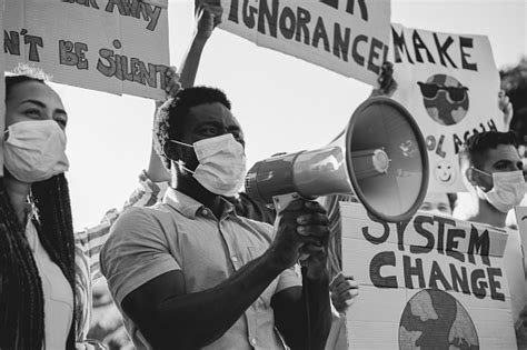 코로나바이러스 발병 시 기후 변화에 대한 다양한 문화와 인종 시위에서 도로에 시위자 의 그룹 아프리카 계 미국인 남자 얼굴에 초점 시위에 대한 스톡 사진 및 기타 이미지