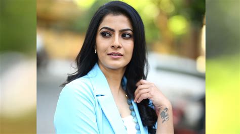 Varalakshmi Sarathkumar అలాంటివారే నటీనటుల వ్యక్తిగత జీవితం గురించి మాట్లాడుతుంటారు వరలక్ష్మి