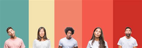 다채로운 줄무늬 위에 다른 민족 학술 젊은 사람들의 콜라주는 입술 미친과 코믹 제스처와 물고기 얼굴을 만드는 고립 된 배경 재미 있는 표현 구도에 대한 스톡 사진 및 기타