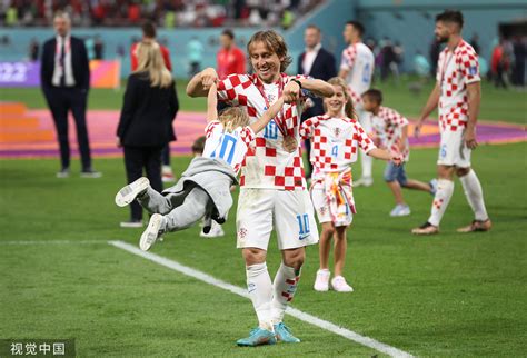 组图父爱莫德里奇告别之战 抱起女儿尽显温情 搜狐大视野 搜狐新闻