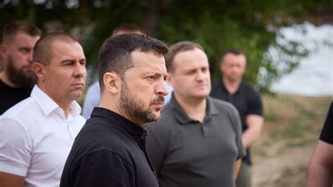 Зеленски пристигна на фронта в Харковска област Новини бг