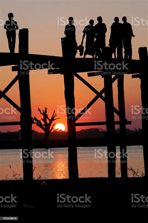 사람들이 Bar에서는 실루엣만 비치는 일몰의 우뻬인 구름다리 미얀마 걷기에 대한 스톡 사진 및 기타 이미지 걷기 경관 고요한 장면 Istock