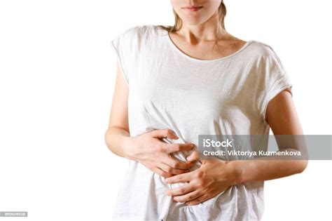 그녀의 기간을 갖는 흰색 티셔츠에 아름 다운 여자입니다 갈색 머리 여자는 복 통 월 경 흰색 배경에 고립 T 셔츠에 대한 스톡 사진 및 기타 이미지 Istock