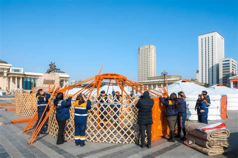 Тавантолгой түлш ХХК ийнхан БНТУ ын иргэдэд монгол гэр хандивлалаа