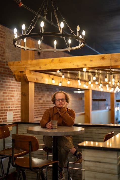 개인 검은 안경 고요한 곱슬머리 구성 남자 대학 디자이너 따뜻한 라이프스타일 러스틱 목조 구조 미국 미소 반사 벽돌 벽 북미 사교적인 사색