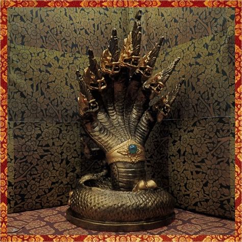 พญานาค 7 เศียร กายสีมันปู ทรงเครื่องทอง ประดับไหลน้ำพี้ องค์ใหญ่ หน้าตัก 5 นิ้ว สูง 9 นิ้ว หล่อ