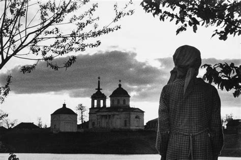 Женщина смотрит на здание церкви Архистратига Михаила в музее заповеднике «Тарханы — военное фото