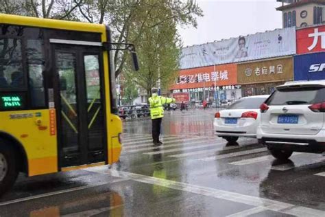 兖州交警雨中执勤守护平安路 影响 交通 降雨