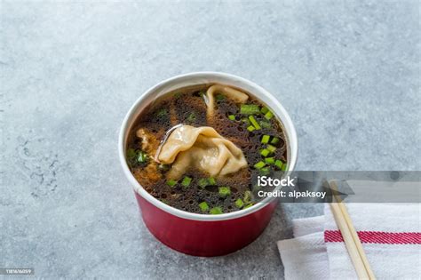 플라스틱 그릇 패키지 또는 용기 상자에 복 초이와 향신료와 아시아 음식 완탕 수프를 가져 가라 0명에 대한 스톡 사진 및 기타 이미지 Istock