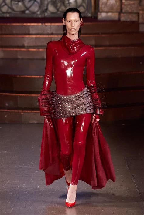 Ces Cornes Menaçantes Sorties Des Seins De Julia Fox à La Fashion Week