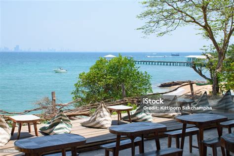 아름다운 푸른 바다 자연 맑은 하늘을 감상할 수 있는 바닷가 테이블과 의자 태국 파타야 코란의 바다와 해변 전경 2024 0명에 대한 스톡 사진 및 기타 이미지 Istock