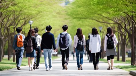 숲길을 걷는 젊은 아시아 학생들 캠퍼스를 걷는 대학생들 고화질 사진 사진 청바지 배경 일러스트 및 사진 무료 다운로드 Pngtree