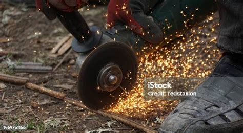 분쇄기로 금속 가공 건설 현장의 위치에서 금속 절단 금속 가공의 스파크 Performing Arts Event에 대한 스톡 사진 및 기타 이미지 Performing