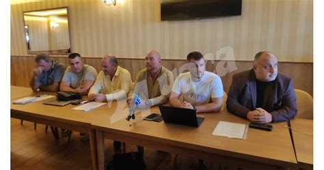 Ембаргото за украинско зърно падна Зеленски благодари а фермерите изкарват техника и животни