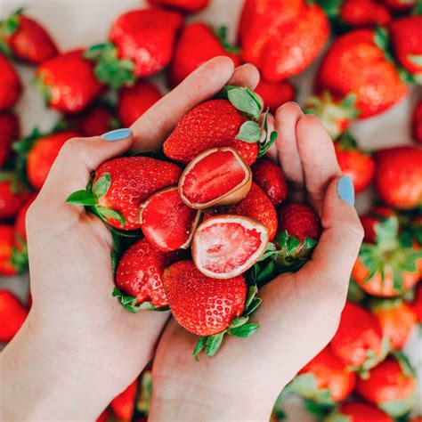 Tru Fru Natures Strawberries Hyper Chilled In White And Milk Chocolate Delivered In As Fast As