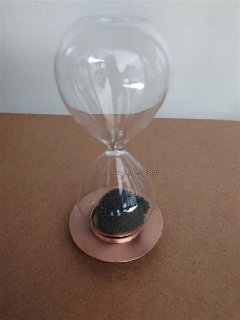 Пясъчен часовник с магнитен прах и метална основа Други Любимец Размери 17 см