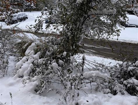 Заради снеговалежите усложнена остава обстановката на десетки места в страната