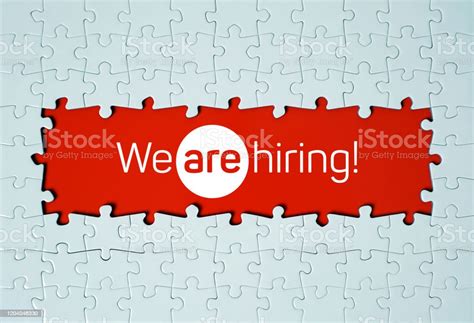 우리는 개념을 고용하고 있습니다 단어와 빨간색 배경 흰색 직소 퍼즐 구인 중에 대한 스톡 사진 및 기타 이미지 구인 중 빨강 Brand Name Online