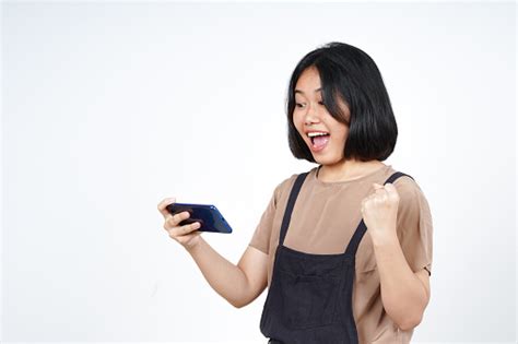 흰색 배경에 고립 된 아름다운 아시아 여성의 스마트 폰에서 모바일 게임을하기 20 24세에 대한 스톡 사진 및 기타 이미지