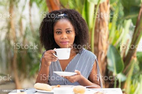 외부 카페에서 커피 한 잔을 들고 있는 아프리카계 미국인 젊은 여성 고객에 대한 스톡 사진 및 기타 이미지 고객 곱슬 머리 긍정적인 감정 표현 Istock