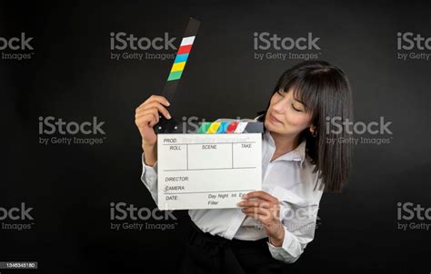 흰색 배경 위에 고립 된 클래퍼 보드를 들고 웃고 들고 있는 화려한 여성 20 대 사진 여자에 대한 스톡 사진 및 기타 이미지 여자 카메라 감독 한 명의 여자만