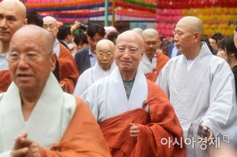 [포토]입 꾹 다문 설정스님 아시아경제